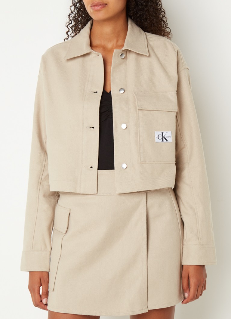 Calvin Klein Cropped overshirt met klepzak en logo • Donkerbeige • de ...