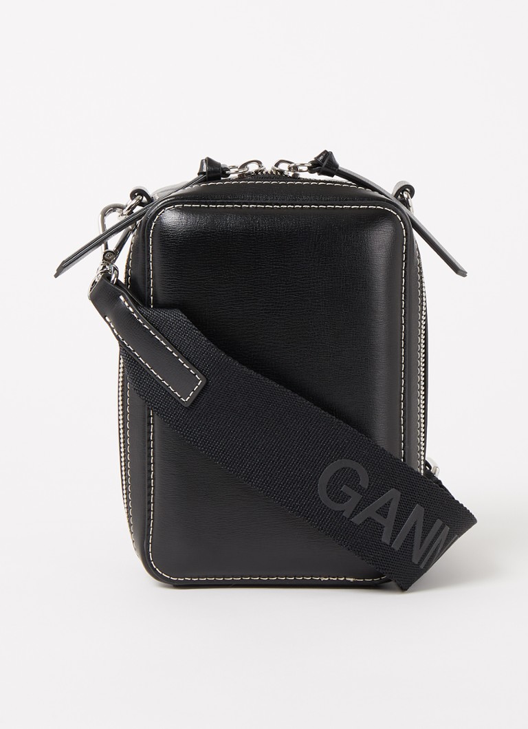 Ganni Banner crossbodytas van gerecycled leer • Zwart • de Bijenkorf Ganni Banner crossbodytas van gerecycled leer • Zwart • de Bijenkorf