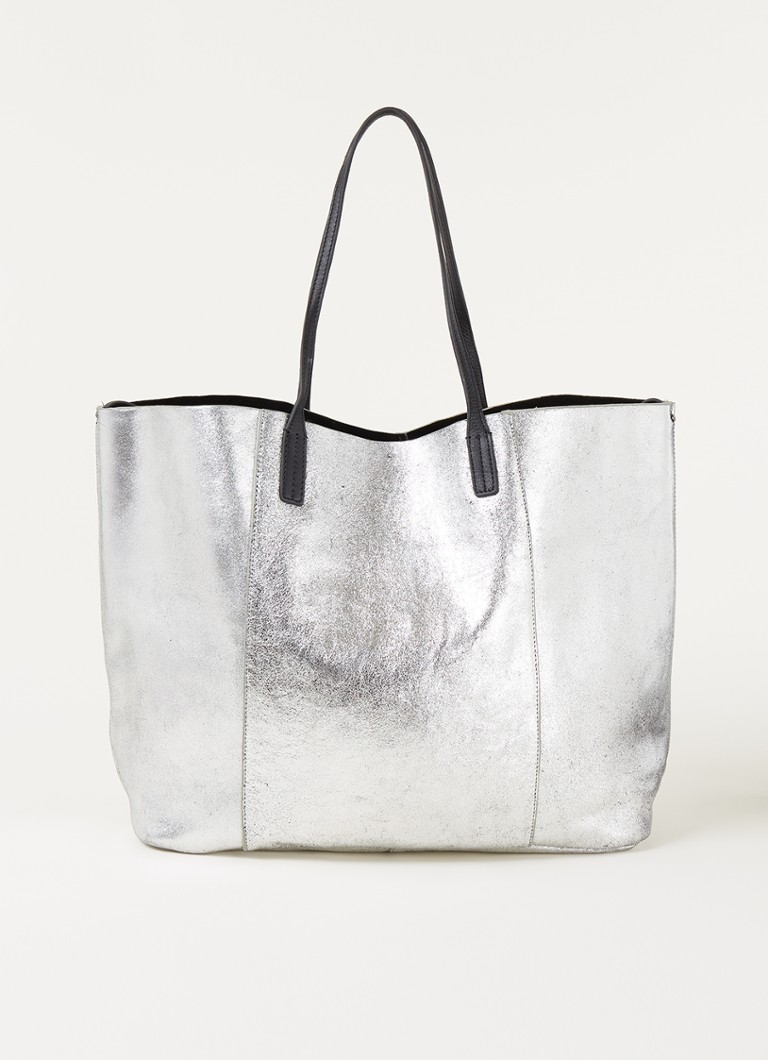 Mint Velvet Liza schoudertas van leer met metallic finish • Zilver • de ...