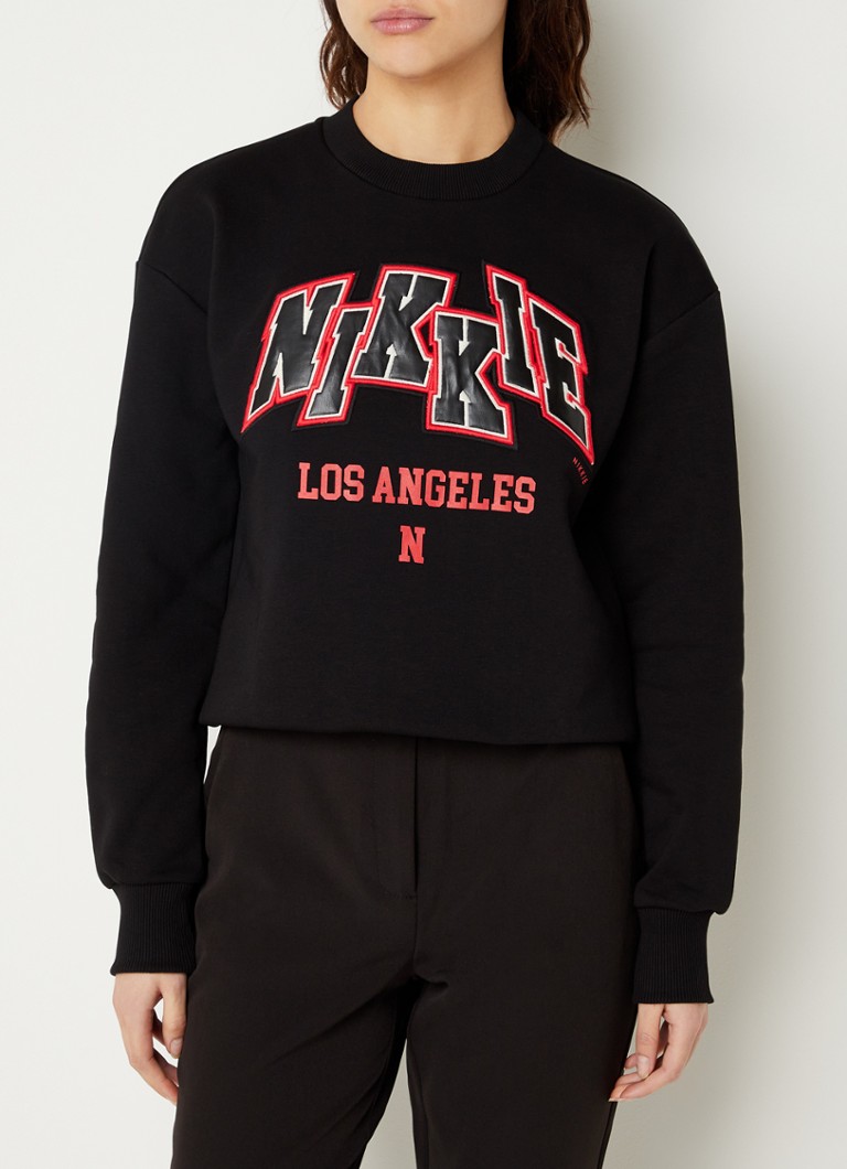 NIKKIE LA Varsity sweater met logoprint • Zwart • de Bijenkorf