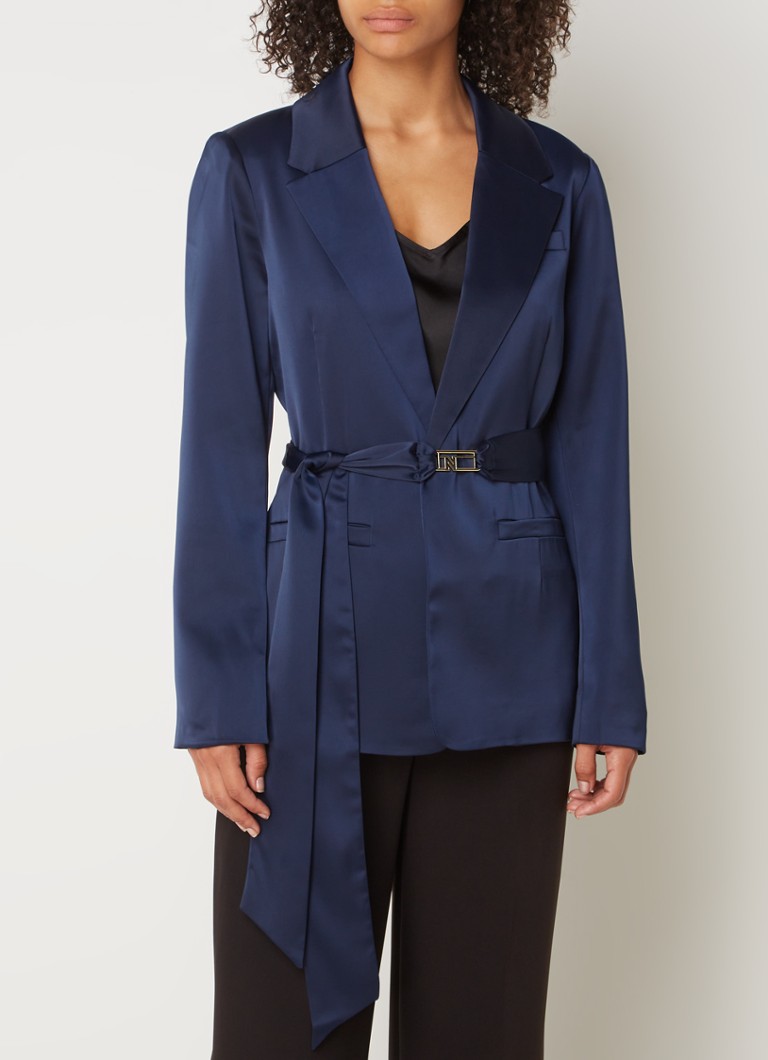 NIKKIE Vanity blazer van satijn met schoudervulling en ceintuur • Blauw ...