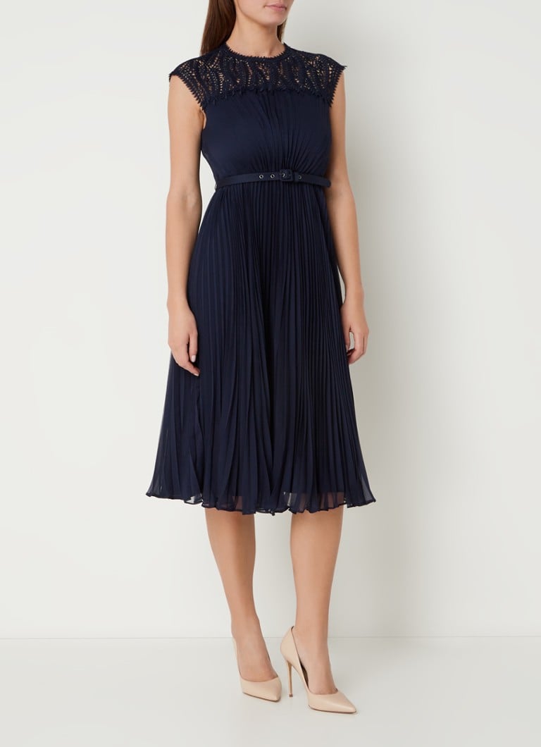 Phase Eight Makaela midi jurk met plissé en ceintuur • Donkerblauw • de ...