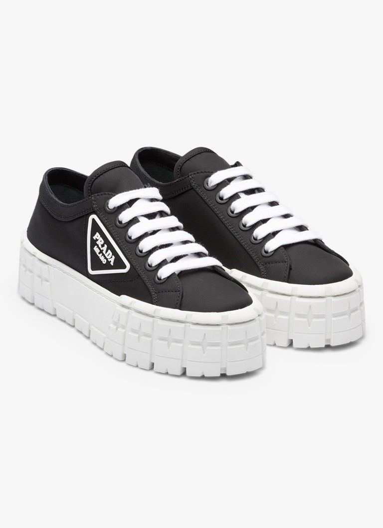 Prada Re-Nylon Double Wheel sneaker met logo en plateauzool • Zwart ...