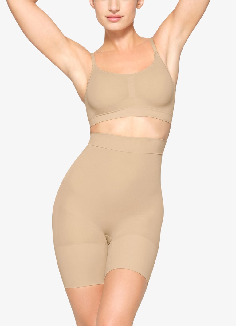 SKIMS Everyday Sculpt high waisted corrigerende short • Beige • de ...