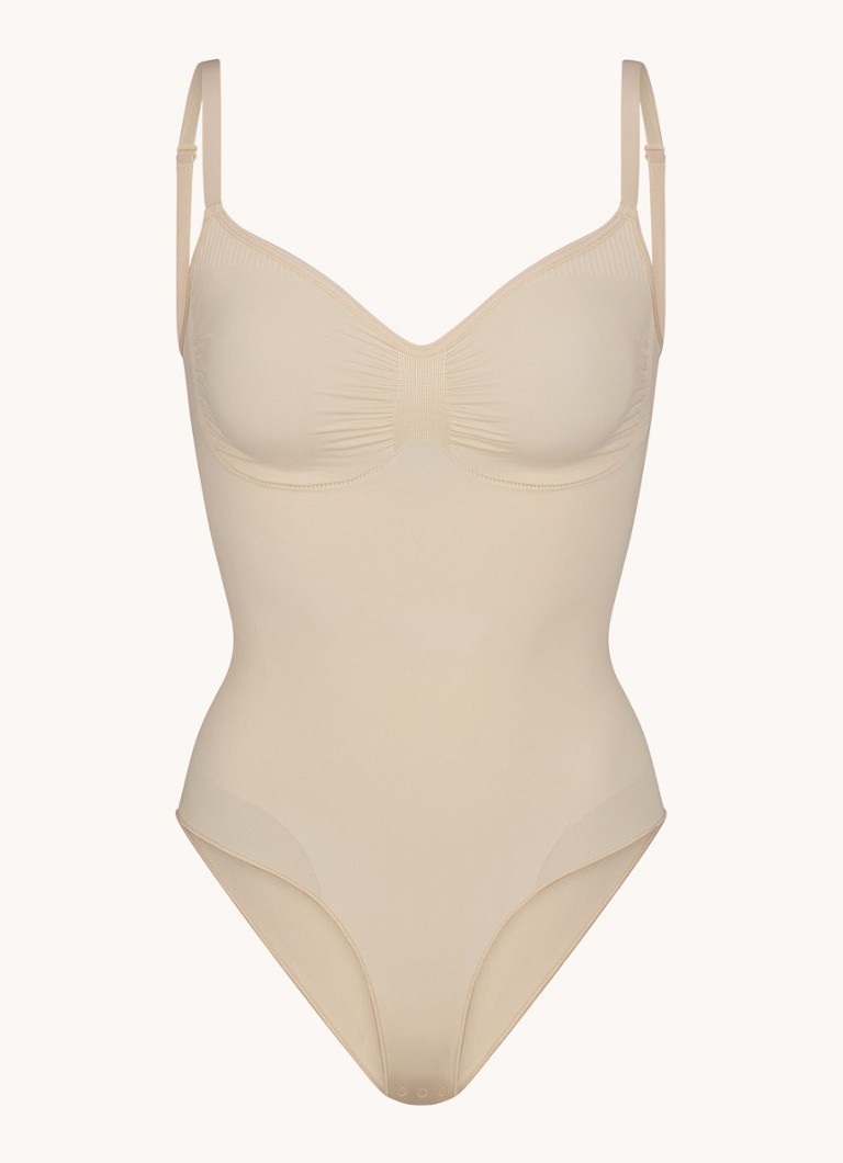 SKIMS Seamless Sculpt corrigerende body met plooidetail • Zand • de ...