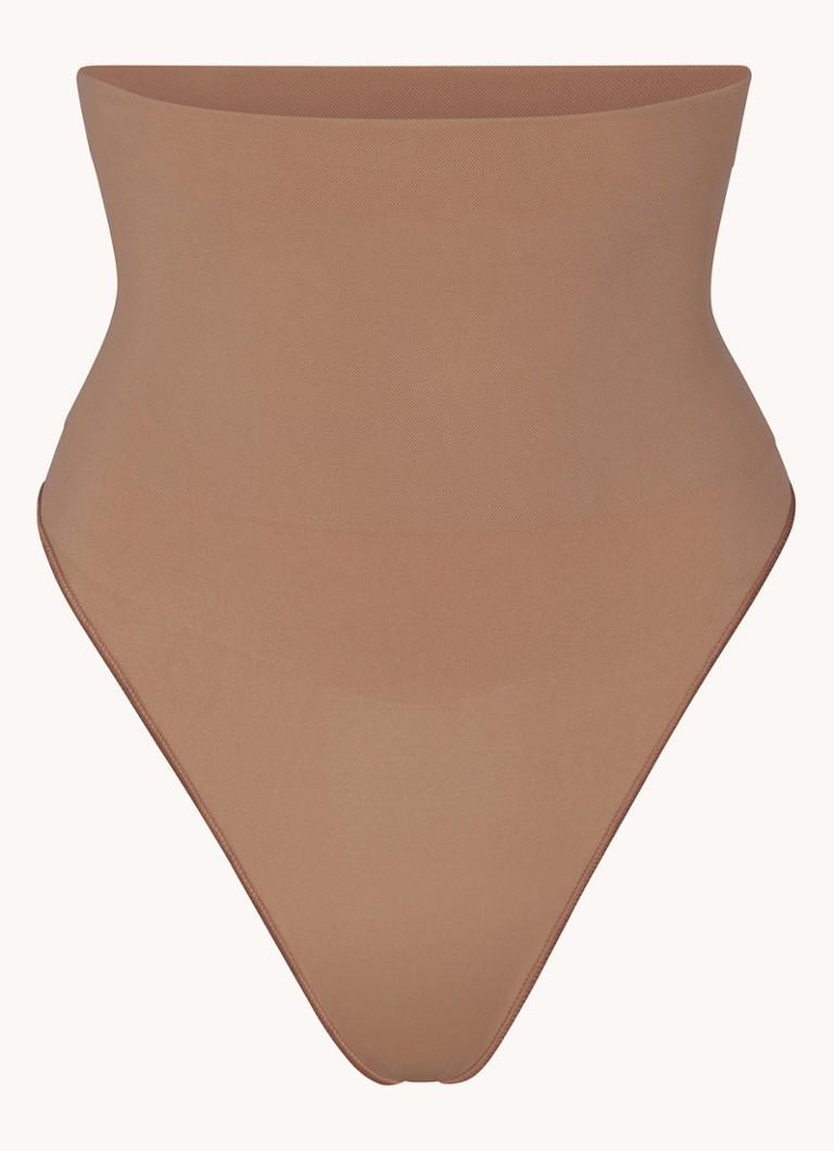 SKIMS Seamless Sculpt high waisted corrigerende string • Lichtbruin ...