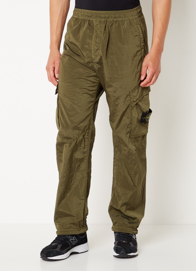 Stone Island 31019 tapered cargobroek met logo en glanzende finish • Olijfgroen • de Bijenkorf