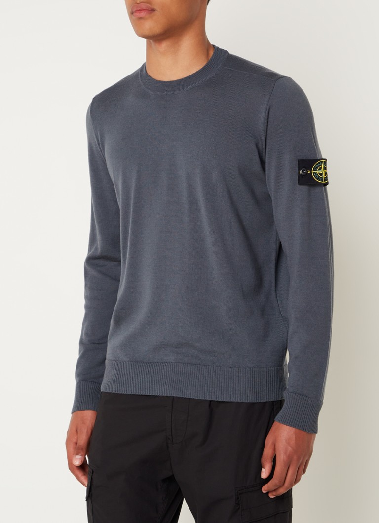Stone Island 510C4 Maglia fijngebreide pullover van scheerwol met logo • Antraciet • de Bijenkorf