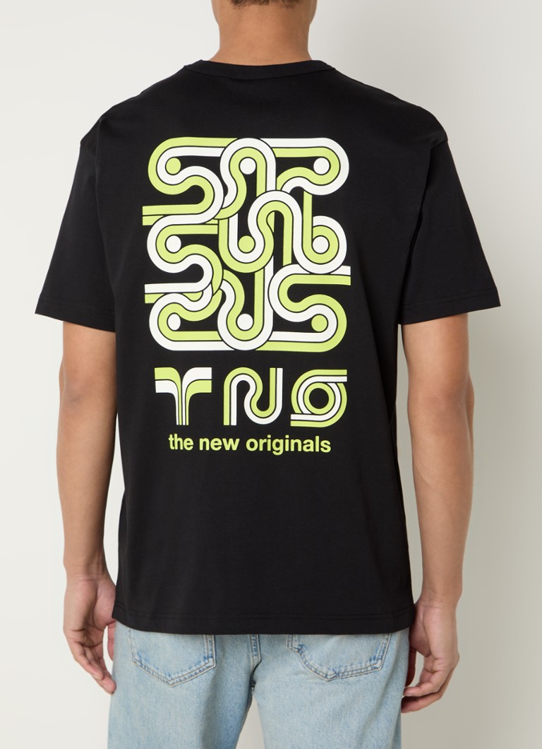 The New Originals Supergraphic T-shirt met logo- en backprint • Zwart ...
