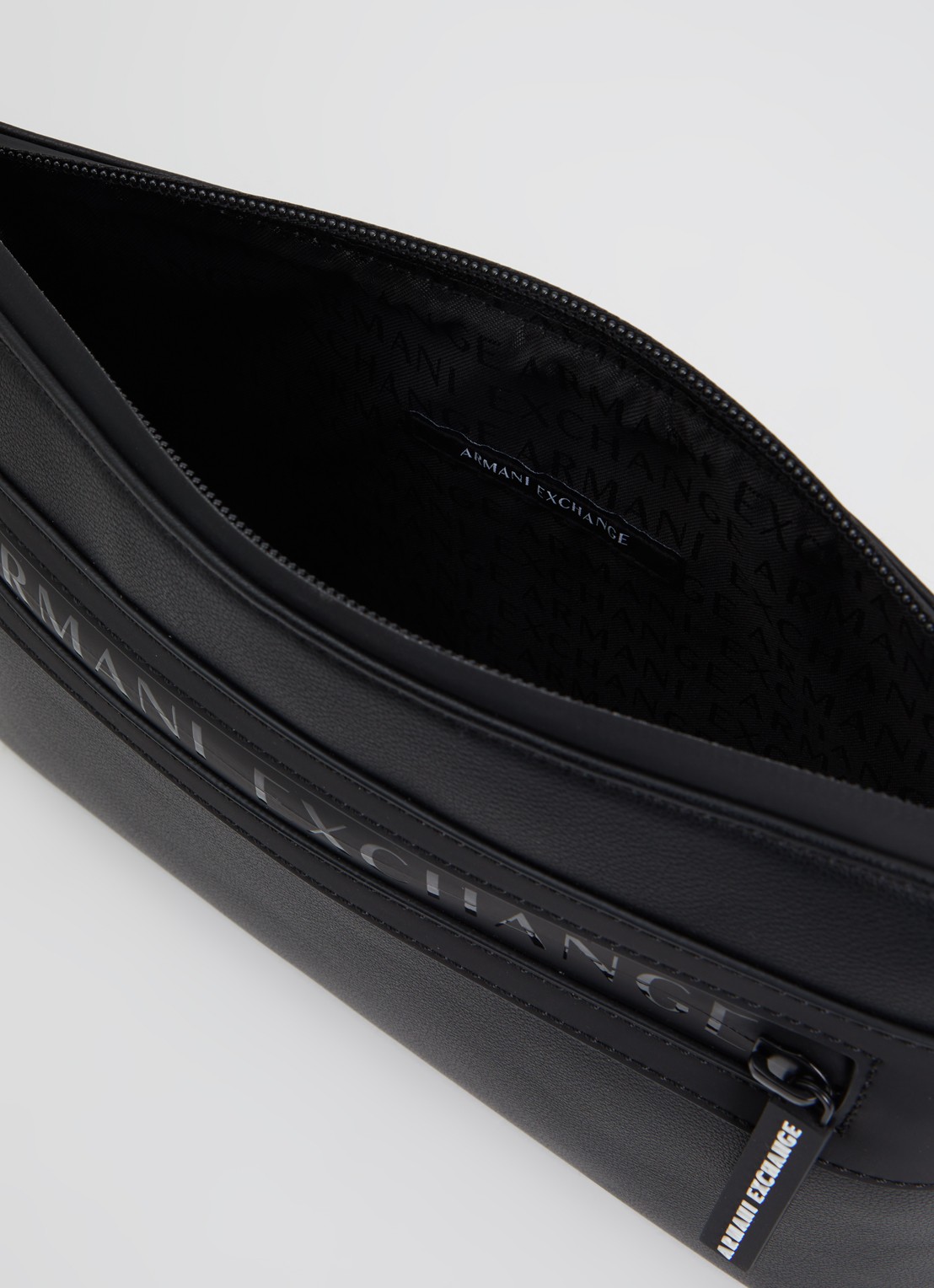 Armani Wristlet Case clutch met logo • Zwart • de Bijenkorf