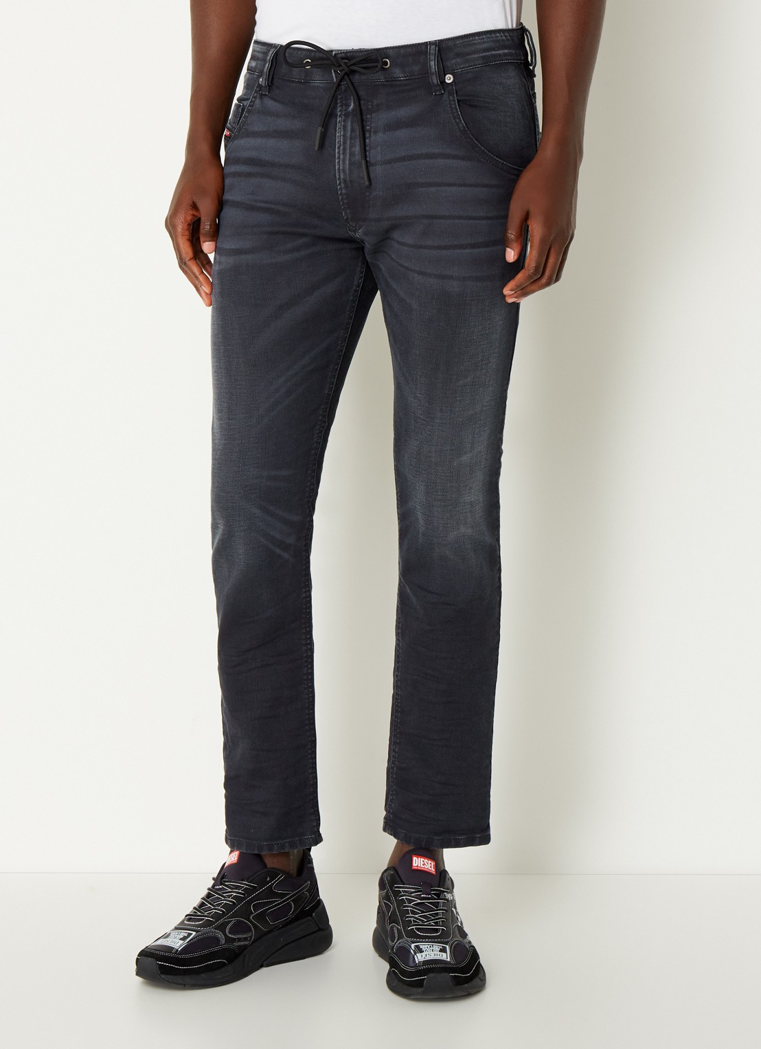 Diesel Krooley tapered fit jeans met gekleurde wassing • Antraciet • de ...