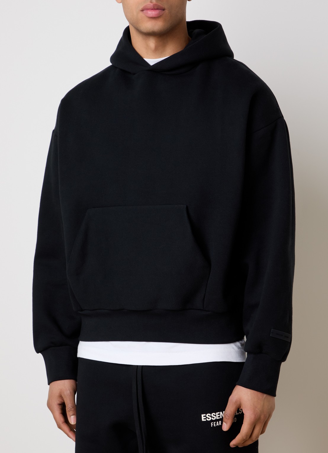 Fear of God Essentials AS25 hoodie met flock logoprint • Zwart • de ...