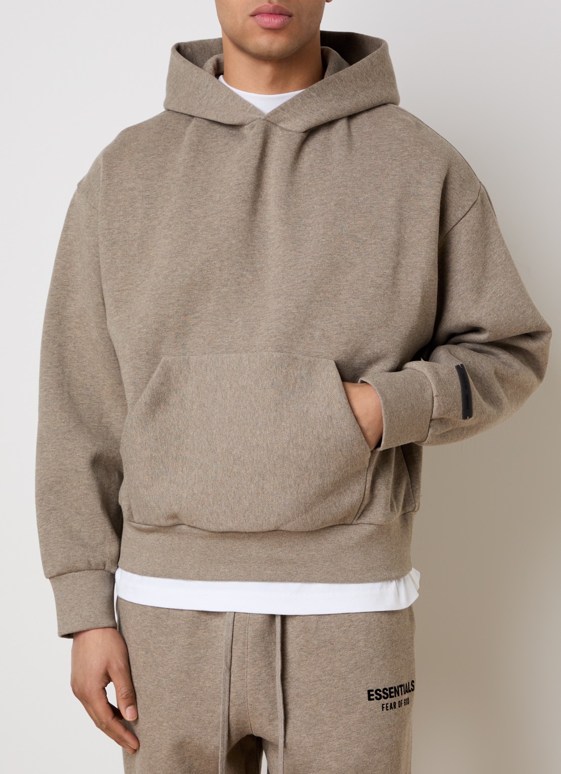 Fear of God Essentials AS25 hoodie met flock logoprint • Lichtbruin ...