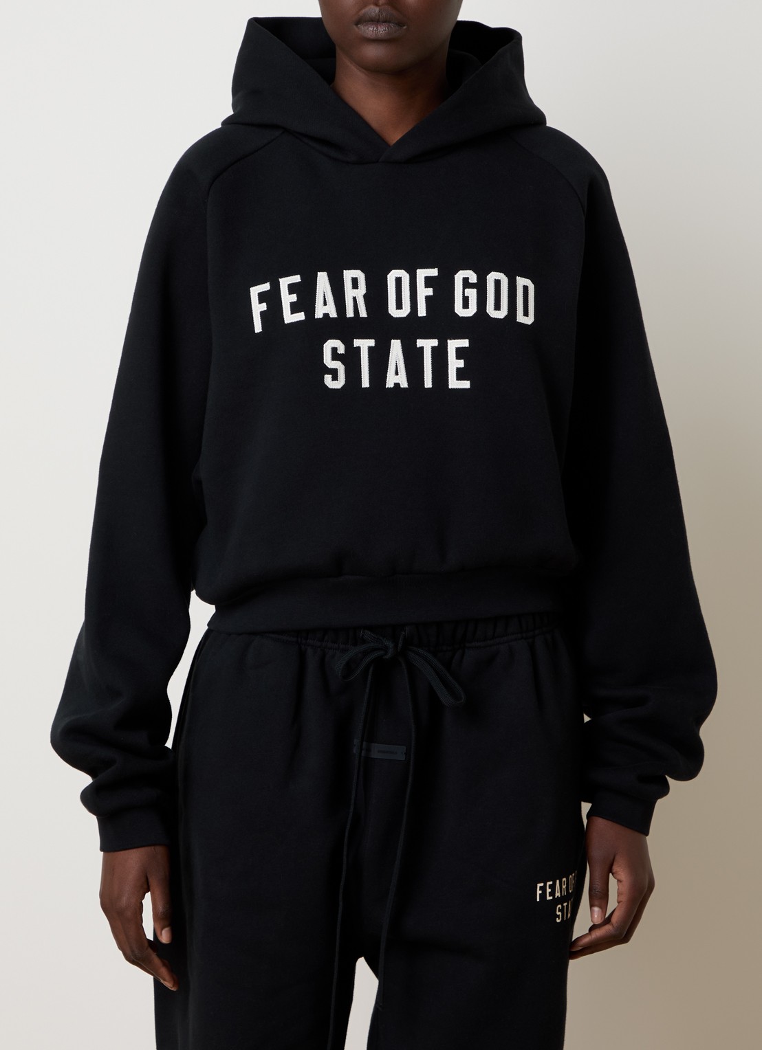 Fear of God Essentials Hoodie met logoborduring • Zwart • de Bijenkorf