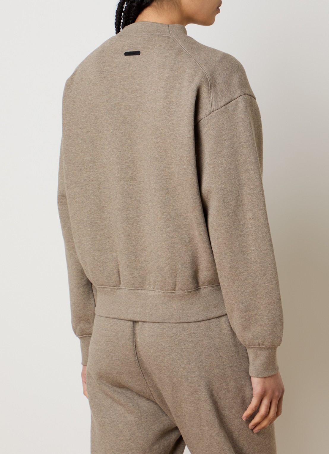 Fear of God Essentials Sweater met logo en ronde hals • Zand • de Bijenkorf