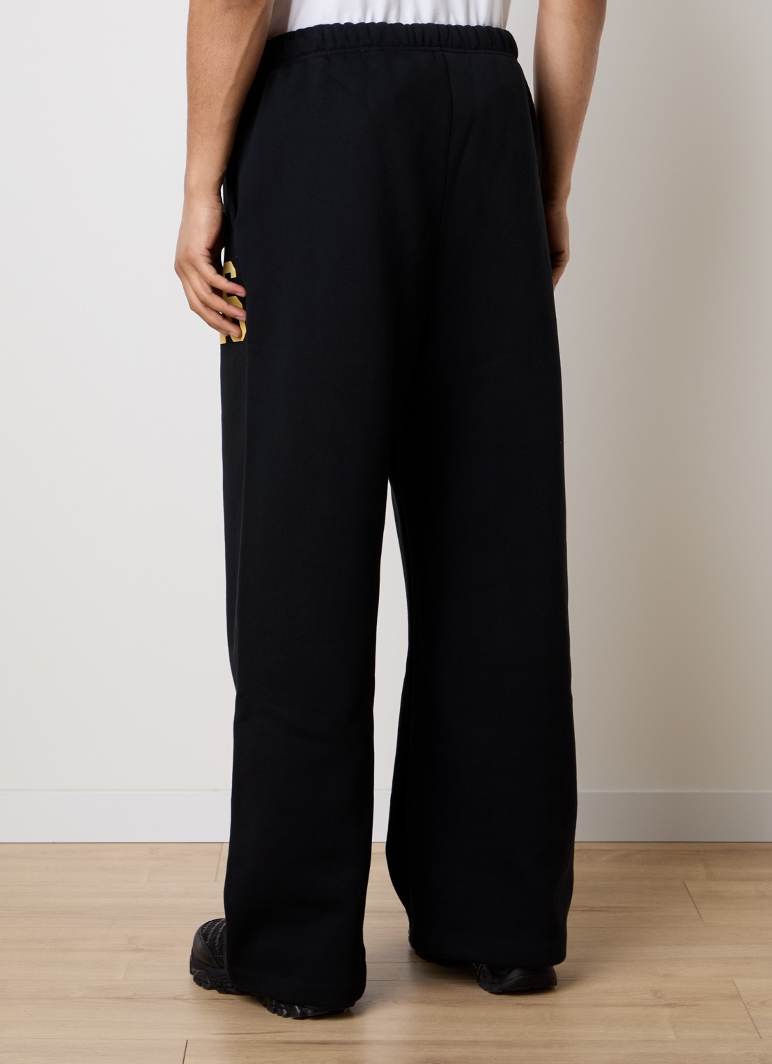 Fear of God Essentials Wide fit joggingbroek met flockprint • Zwart ...