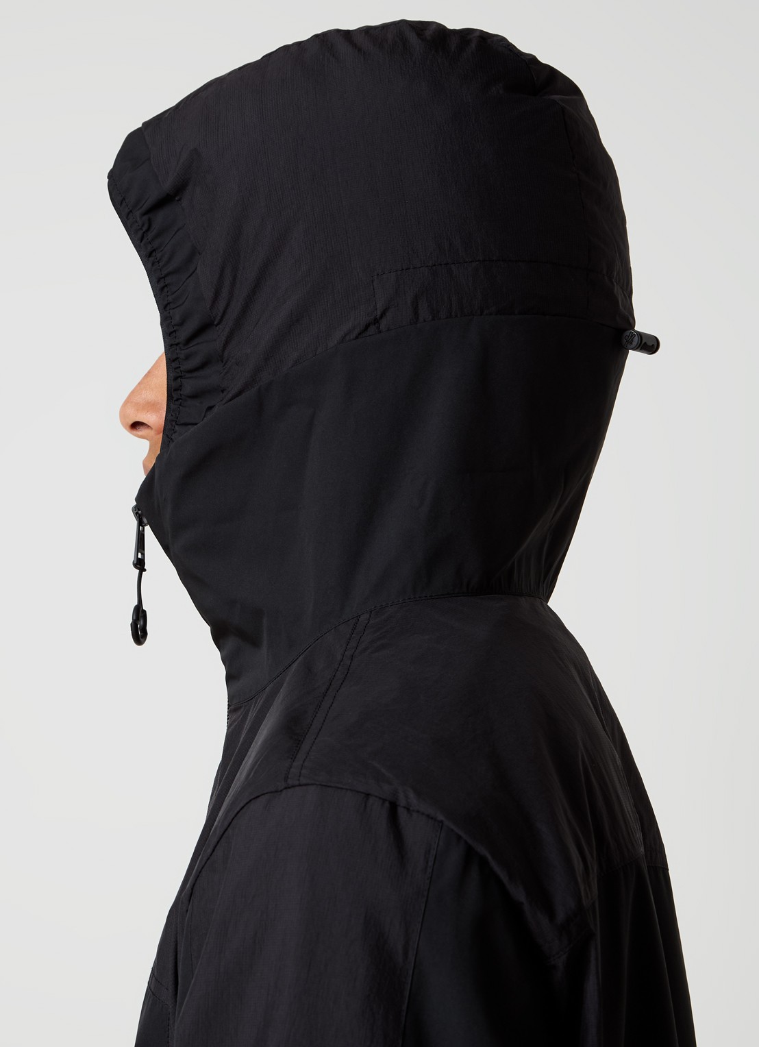 Moncler Kona windjack met logo en capuchon • Zwart • de Bijenkorf