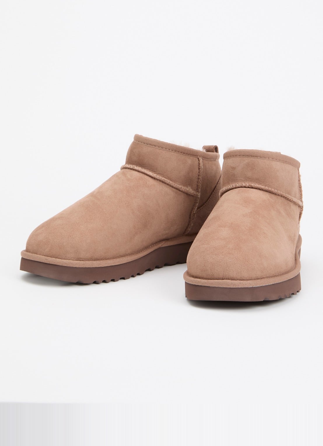UGG Classic Ultra Mini enkellaarsje van suède • Taupe • de Bijenkorf